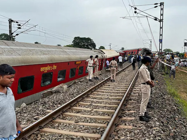 Mumbai-Howrah Train Accident: 2 Killed As 18 Coaches Derail In Jharkhand