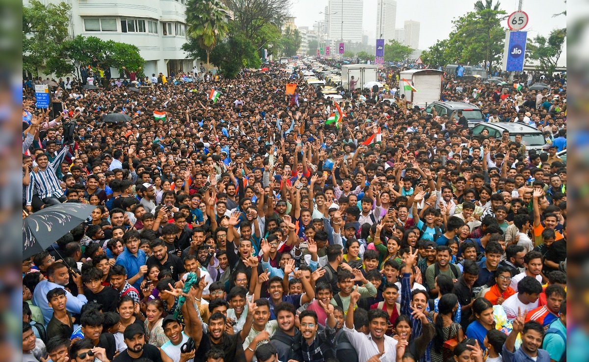 Team India Victory Parade: फैंस के हुजूम के सामने फीकी लगी समुद्र की ...