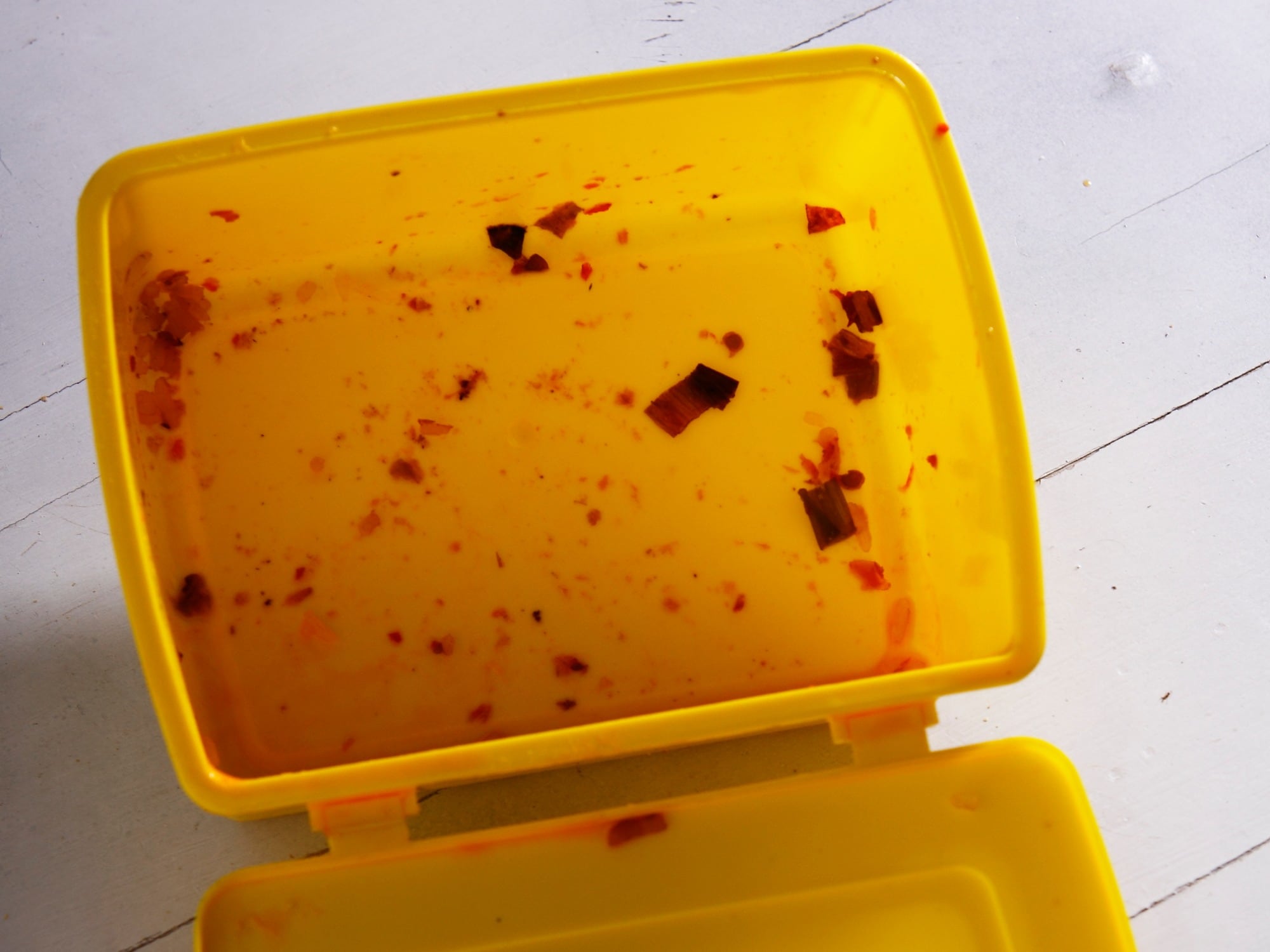 How To Clean Oil-Stained Plastic Containers