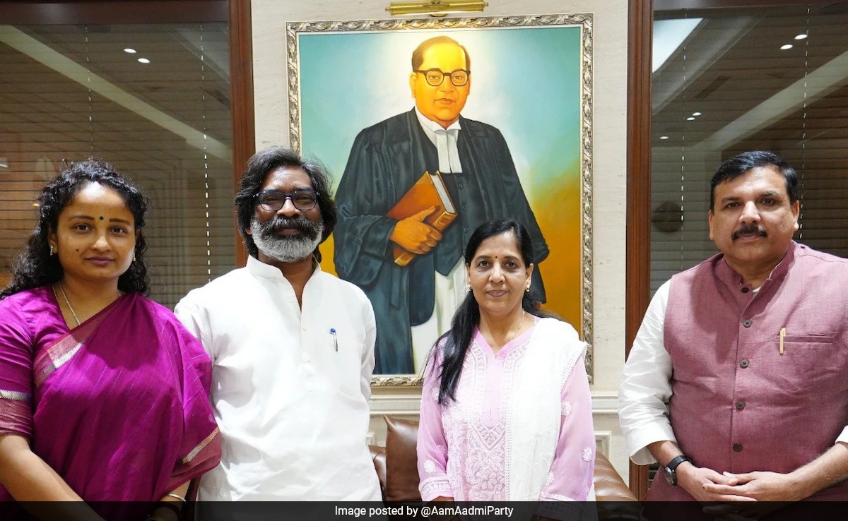 Jharkhand Chief Minister Hemant Soren Meets Arvind Kejriwal Wife Sunita Kejriwal In Delhi