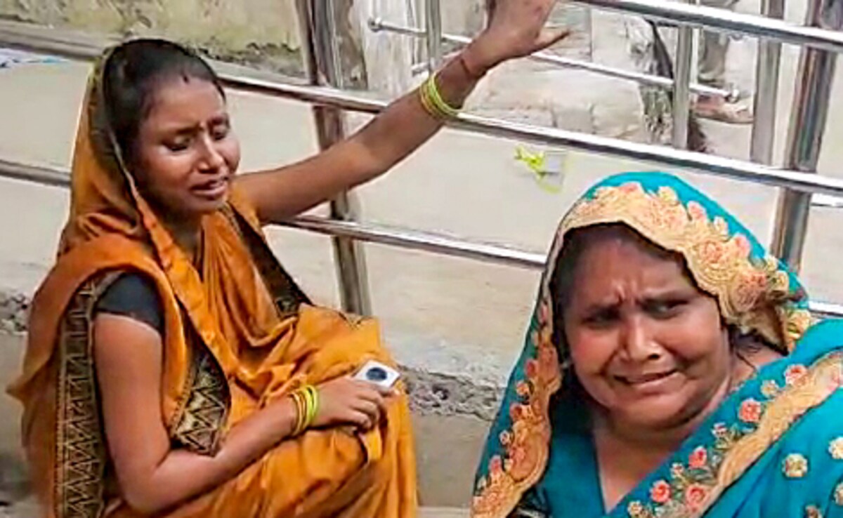 बाबा के जिस 'चरण रज' के लिए बिछ गईं हाथरस में लाशें, आखिर वह होता क्या ...