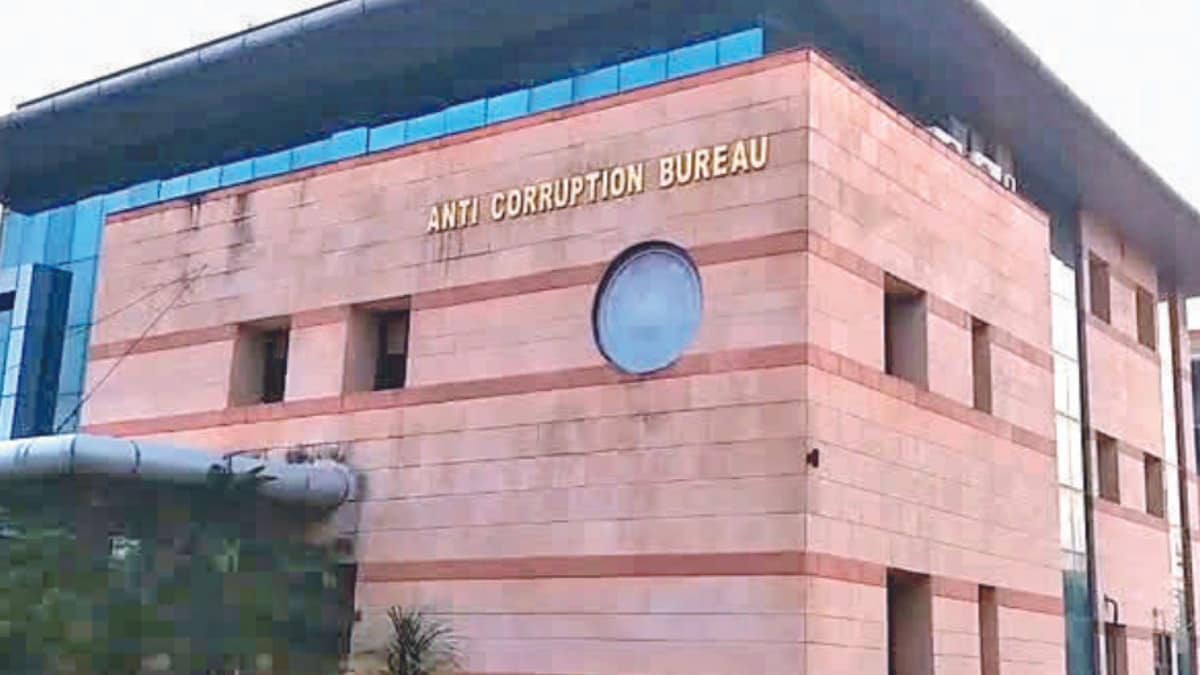 ACB Action: 10000 रुपये की रिश्वत लेते सरपंच गिरफ्तार, PM आवास योजना के लिए मांगा था घूस | ACB ...