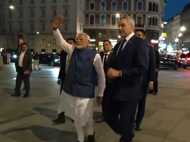 PM Modi Joins Austrian Chancellor For Dinner, Clicks Selfie With Indian Diaspora