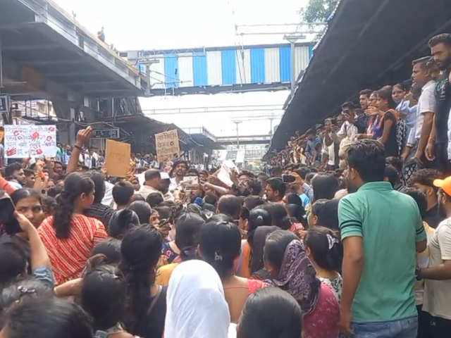 Badlapur Protest News: बदलापुर के स्कूल में 4 साल की बच्चियों के यौन ...