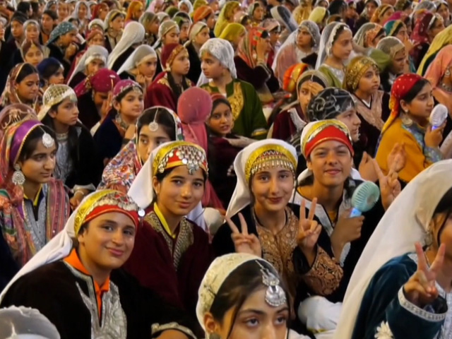 10,000 Girls Perform At 'Kashur Riwaj', World's Largest Kashmiri Folk ...
