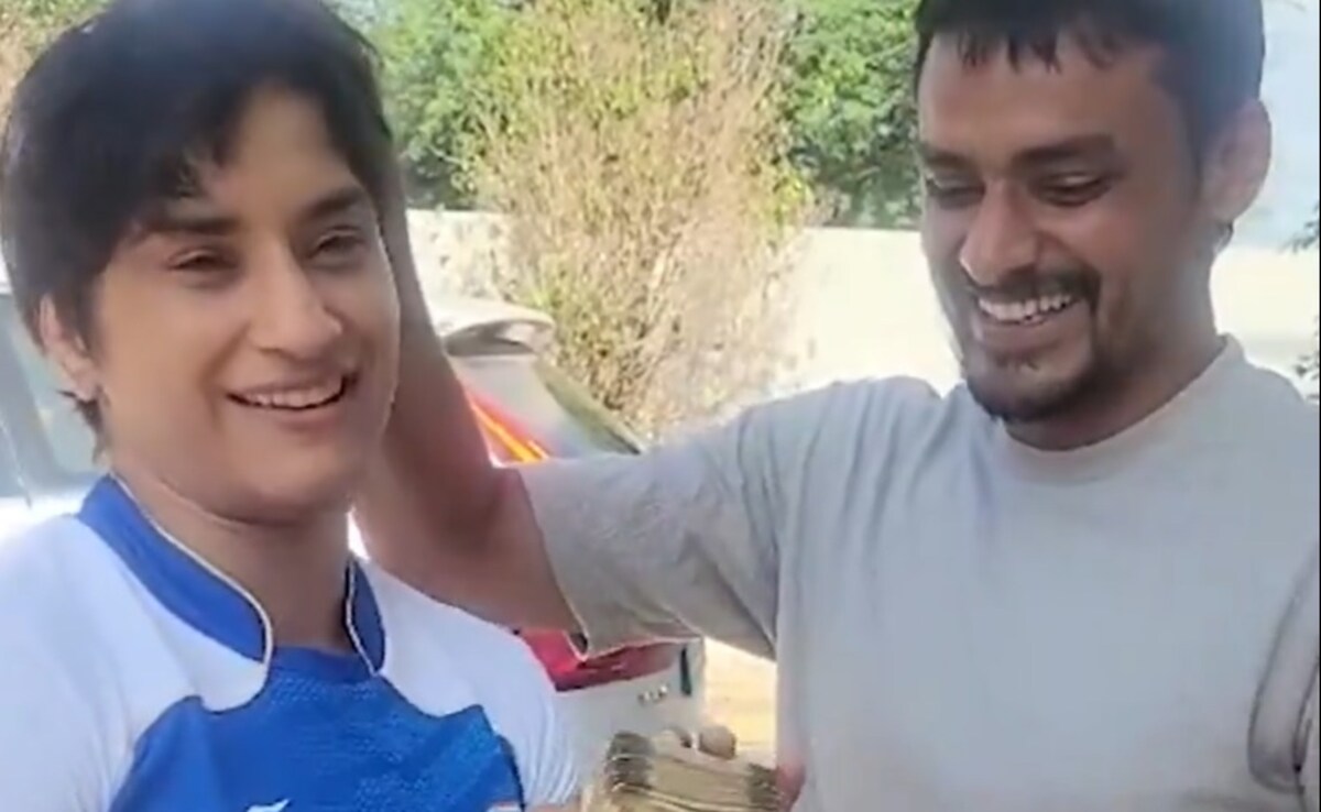 Vinesh Phogat: "पूरी जिंदगी की कमाई...", रक्षाबंधन पर विनेश ने भाई को बांधी राखी, गिफ्ट में मिला ...