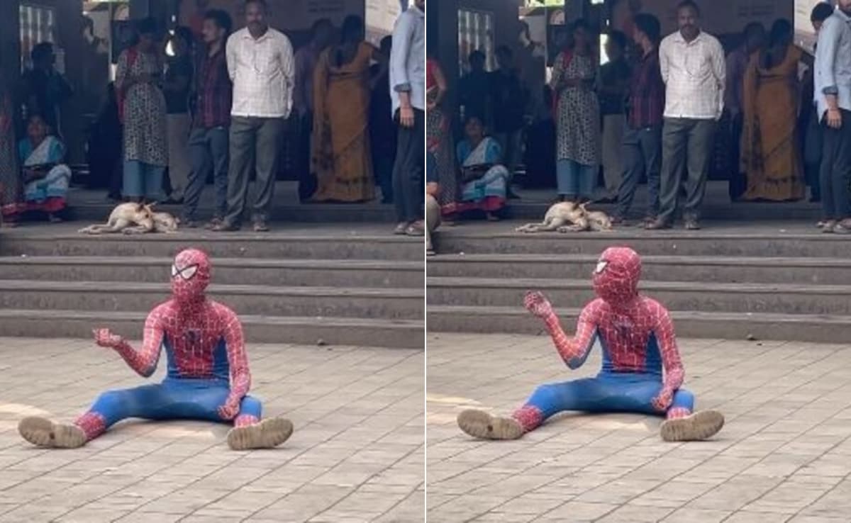भारत में Spider-Man का बुरा हाल...स्टेशन के बाहर ज़मीन पर बैठे स्पाइडर ...