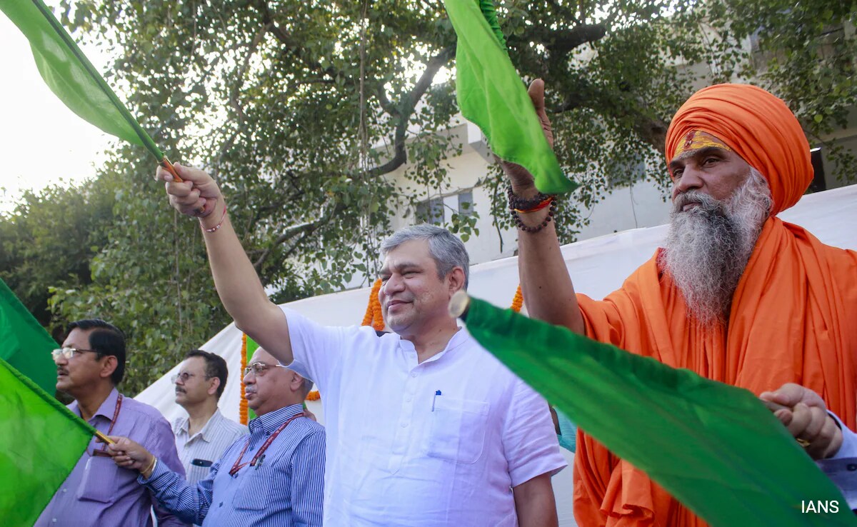 भारत-नेपाल मैत्री यात्रा ट्रेन को रेल मंत्री ने दिखाई हरी झंडी, जानिए ...