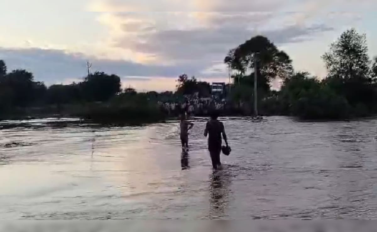 यूपी : महोबा में क्योलारी नदी का जलस्तर बढ़ा, लापरवाही के चलते नदी में ...