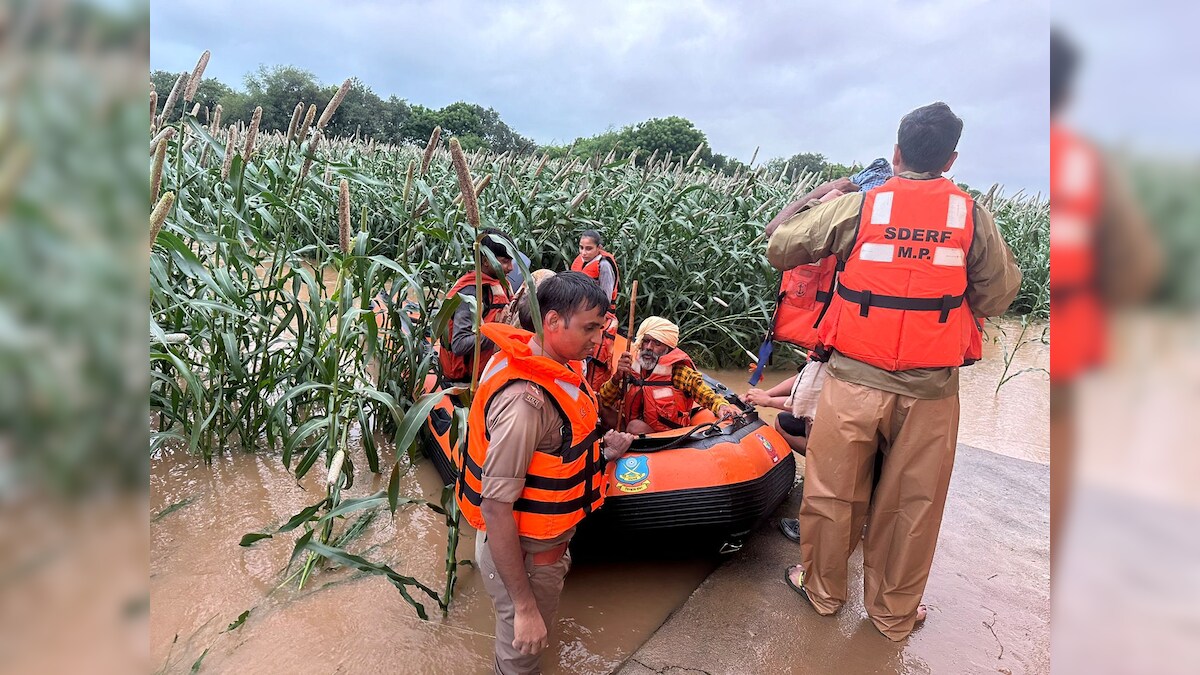 बाढ़ में भूखा-प्यासा फंसा रहा ये नेत्रहीन परिवार, SDRF की टीम को खेत में चलानी पड़ी नाव ...