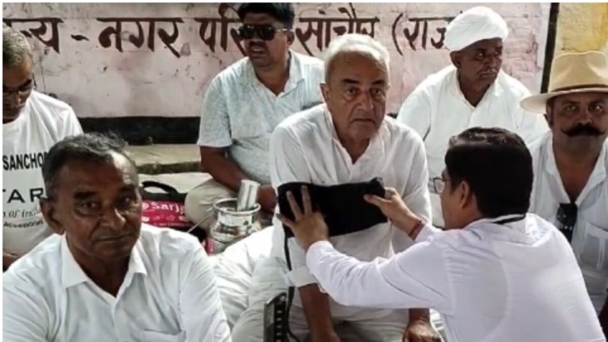Sanchore: आमरण अनशन पर बैठे पूर्व राज्य मंत्री Sukhram Bishnoi की तबीयत बिगड़ी, अस्पताल में ...
