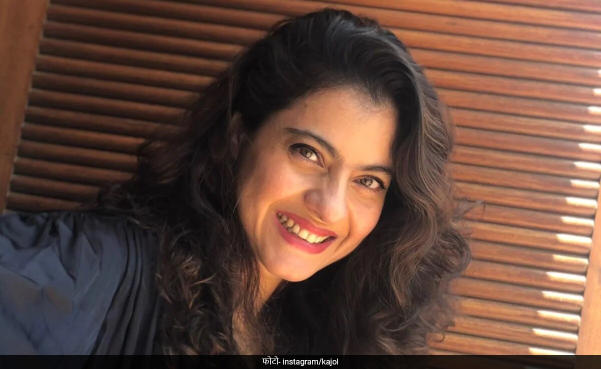 मुंबई में बारिश होते ही भजिया और चाय लेने के लिए भागती नजर आईं काजोल ...