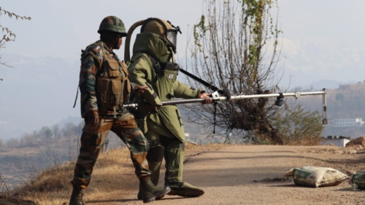 पाकिस्तान से सटी भारतीय सीमा पर मिला बम, सुनसान इलाके में तेज धमाके के ...