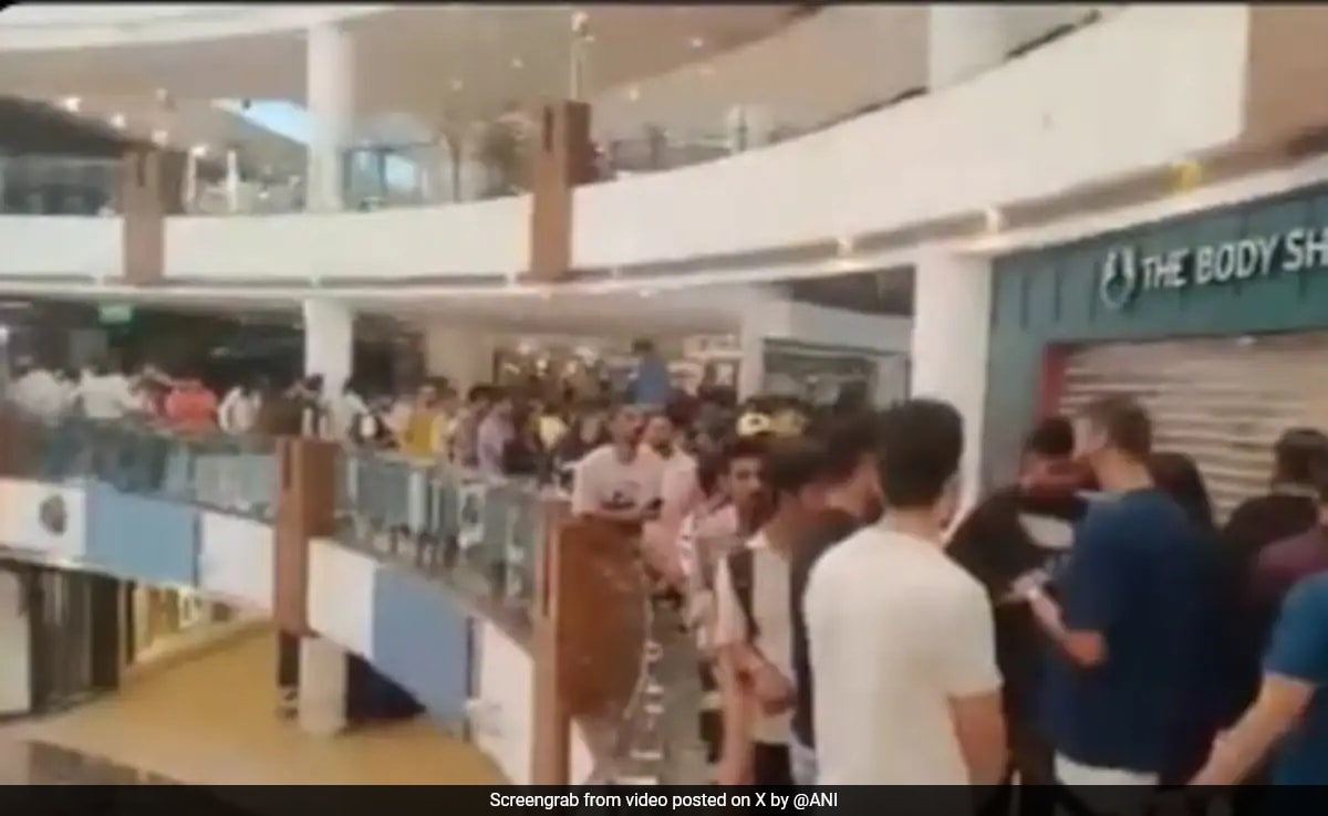 Apple, iPhone 16: iPhone Buyers Queue Up Outside Stores: Standing In ...