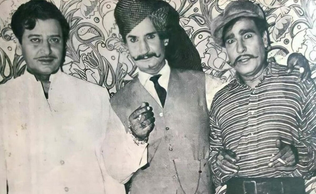 इस फोटो में नजर आ रहे हैं बॉलीवुड के तीन काइयां विलेन, बीच में नजर आ ...