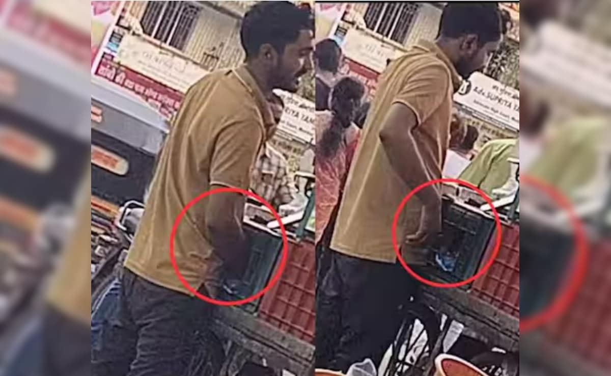 VIDEO: फल विक्रेता की घिनौनी हरकत कैमरे कैद, ठेले पर रखी पॉलीथीन में ...