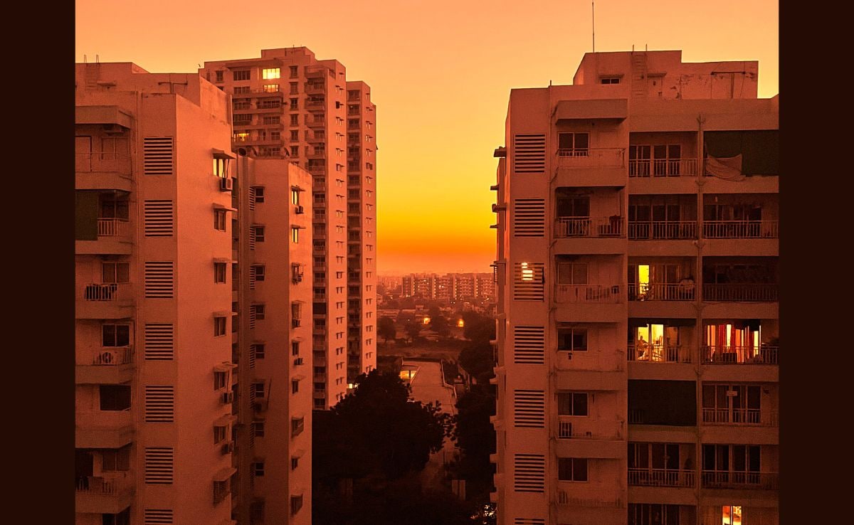 girl died after falling from the 29th floor at 2.30 am in Hadapsar Pune