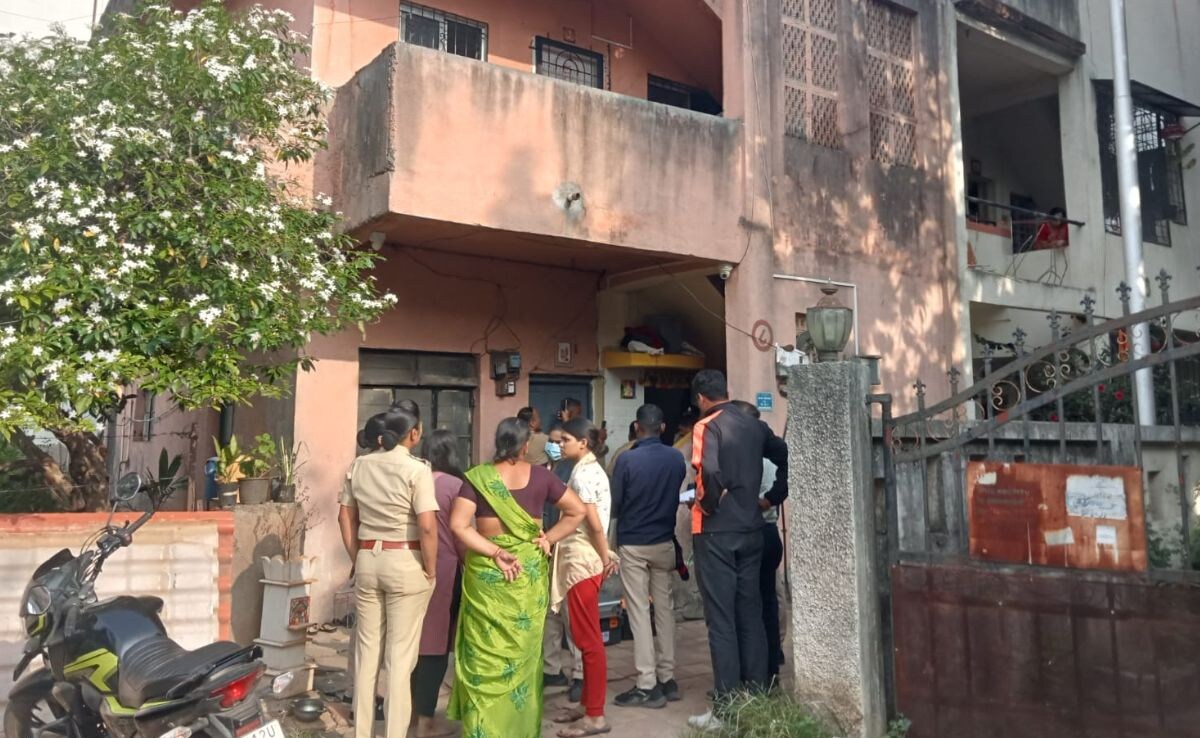 man killed by wife and her boy friend pune crime news