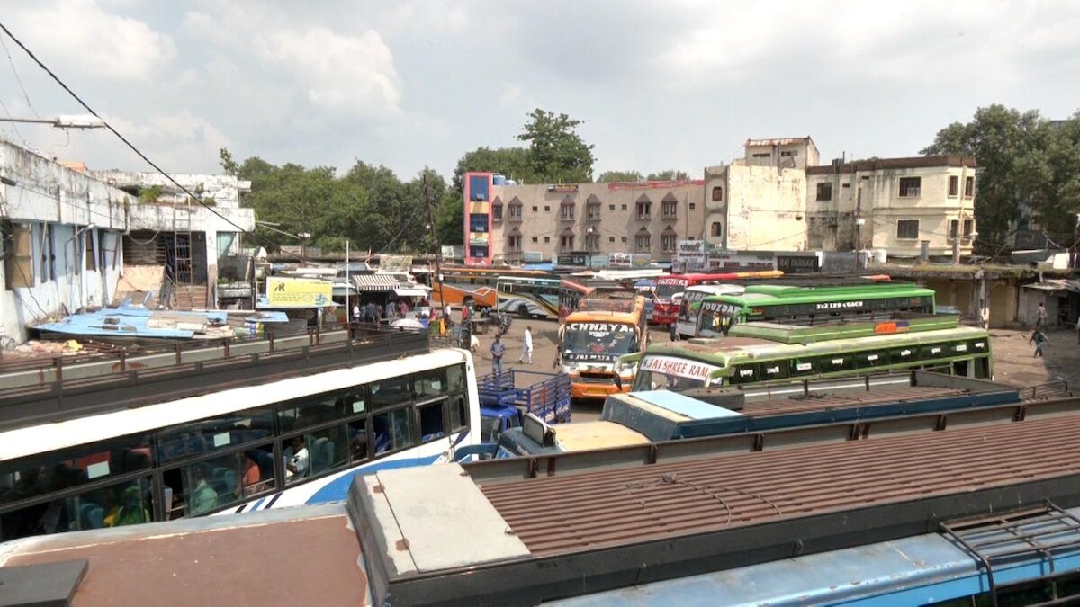 MP News: सड़कों से सरकारी 'परिवहन' गायब, बिना फिटनेस ओवरलोड बसें सड़कों ...