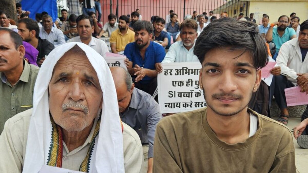 Rajasthan SI Paper Leak: SI भर्ती रद्द नहीं करने की मांग, शहीद स्मारक ...