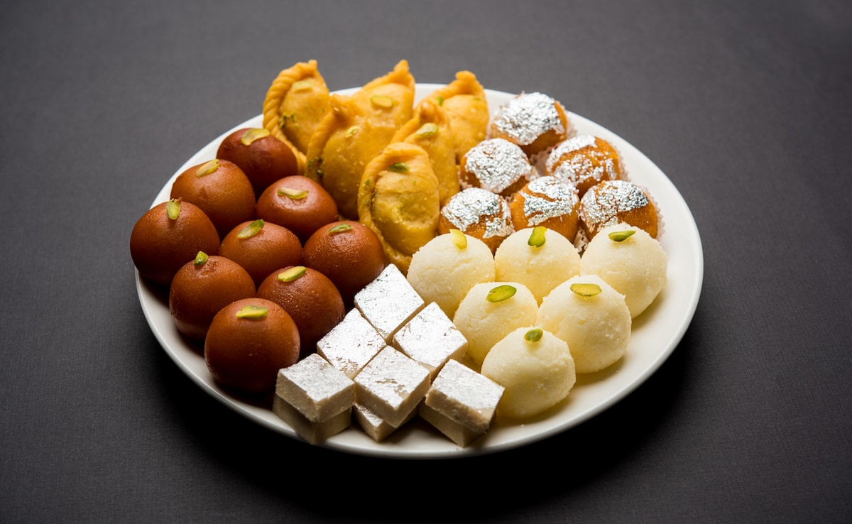 क्या वाकई मिठाइयों में लगा सुंदर चांदी का वर्क होता है मांसाहारी? जानें ...