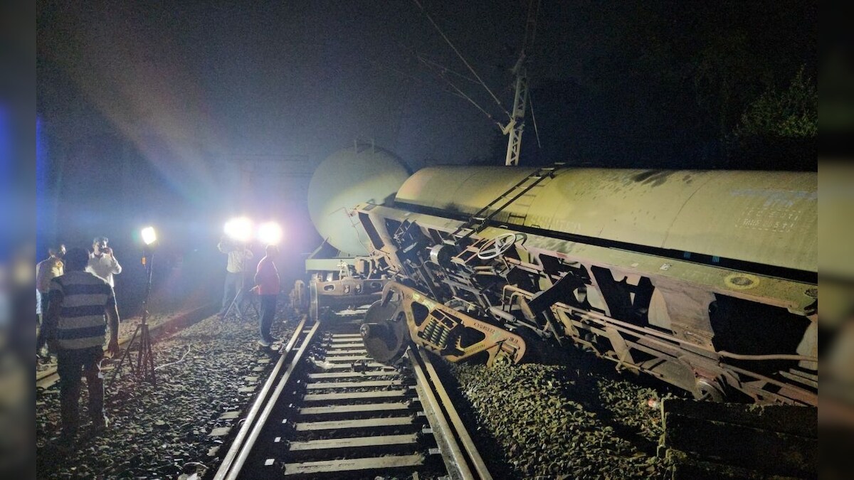 MP News: रतलाम में मालगाड़ी के डिब्बे पटरी से उतरे, दो हिस्सों में बंटी ...