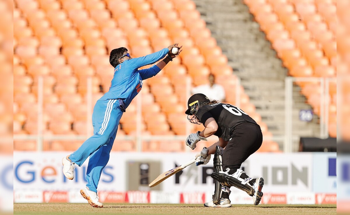 Video: वाह क्या कैच है! दीप्ति शर्मा ने पकड़ा गजब का रिटर्न कैच ...