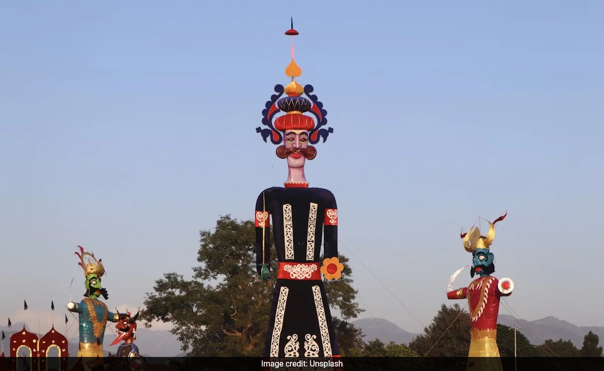 Rampur's Muslim Family Crafts 80-Foot-Tall Pollution-Free Ravan's Effigy