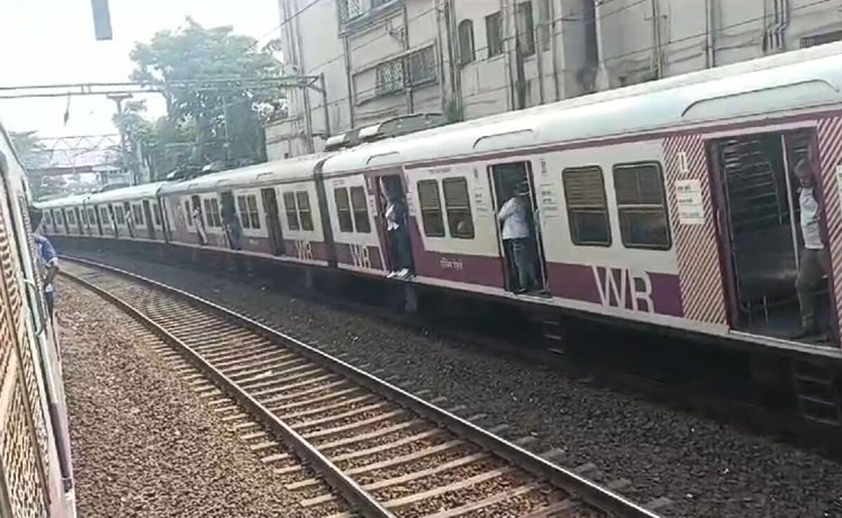 VIDEO : मुंबई सेंट्रल ट्रेन स्टेशन पर एंट्री करते हुए खाली EMU रेक के ...