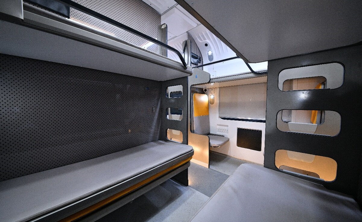 वंदे भारत स्लीपर ट्रेन का फर्स्‍ट लुक; कई मामलों में प्लेन से भी आगे ...