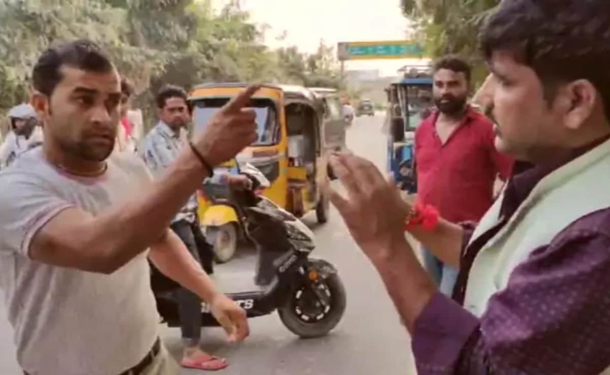 Goon Abuses and beat TV Reporter Shocking Video viral in Mathura