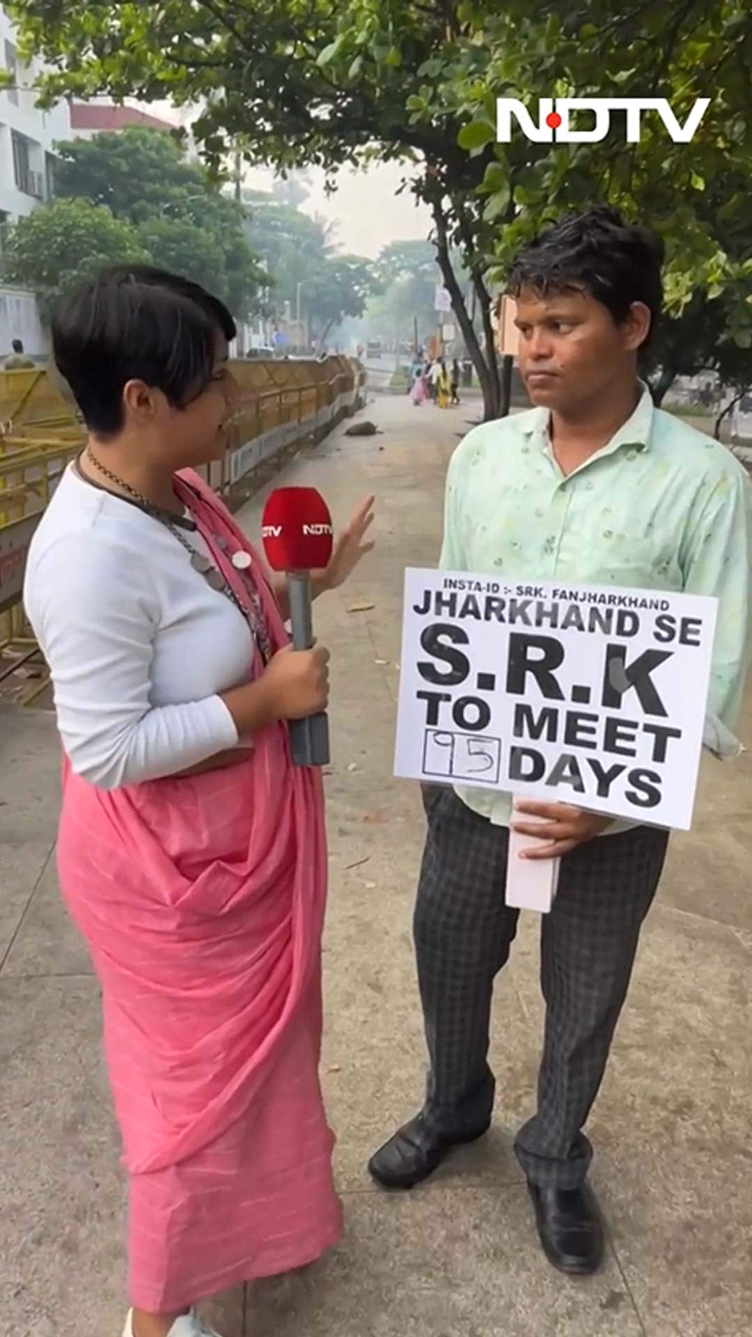 SRK Birthday: Fan Waiting For 95 Days To Meet Him Says, "Milke Jaaunga"