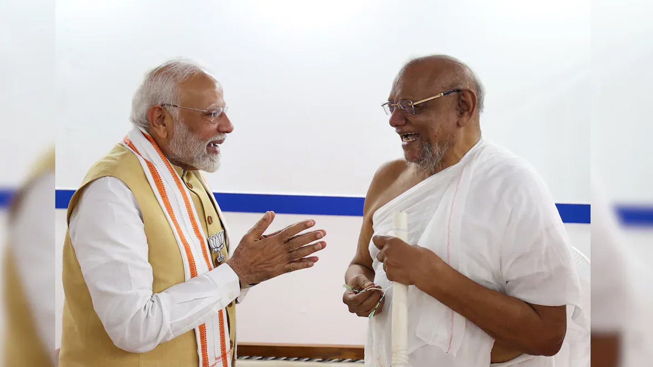 PM Modi Meets Jain Monk Ratnasundersuri Maharaj In Maharashtra
