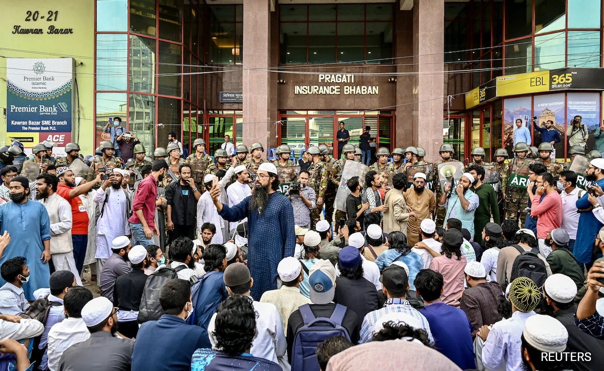 Bangladesh Protesters Besiege Key Newspaper Demanding Closure