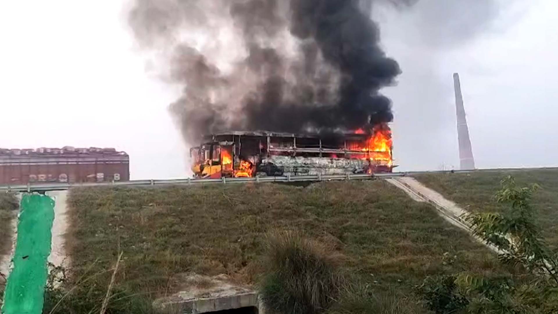 Uttar Pradesh: Bus Catches Fire On Purvanchal Expressway, All ...