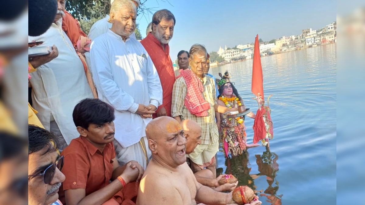 Pushkar mela: पुष्कर सरोवर में संतों ने किया शाही स्नान, बैंड-बाजे के ...