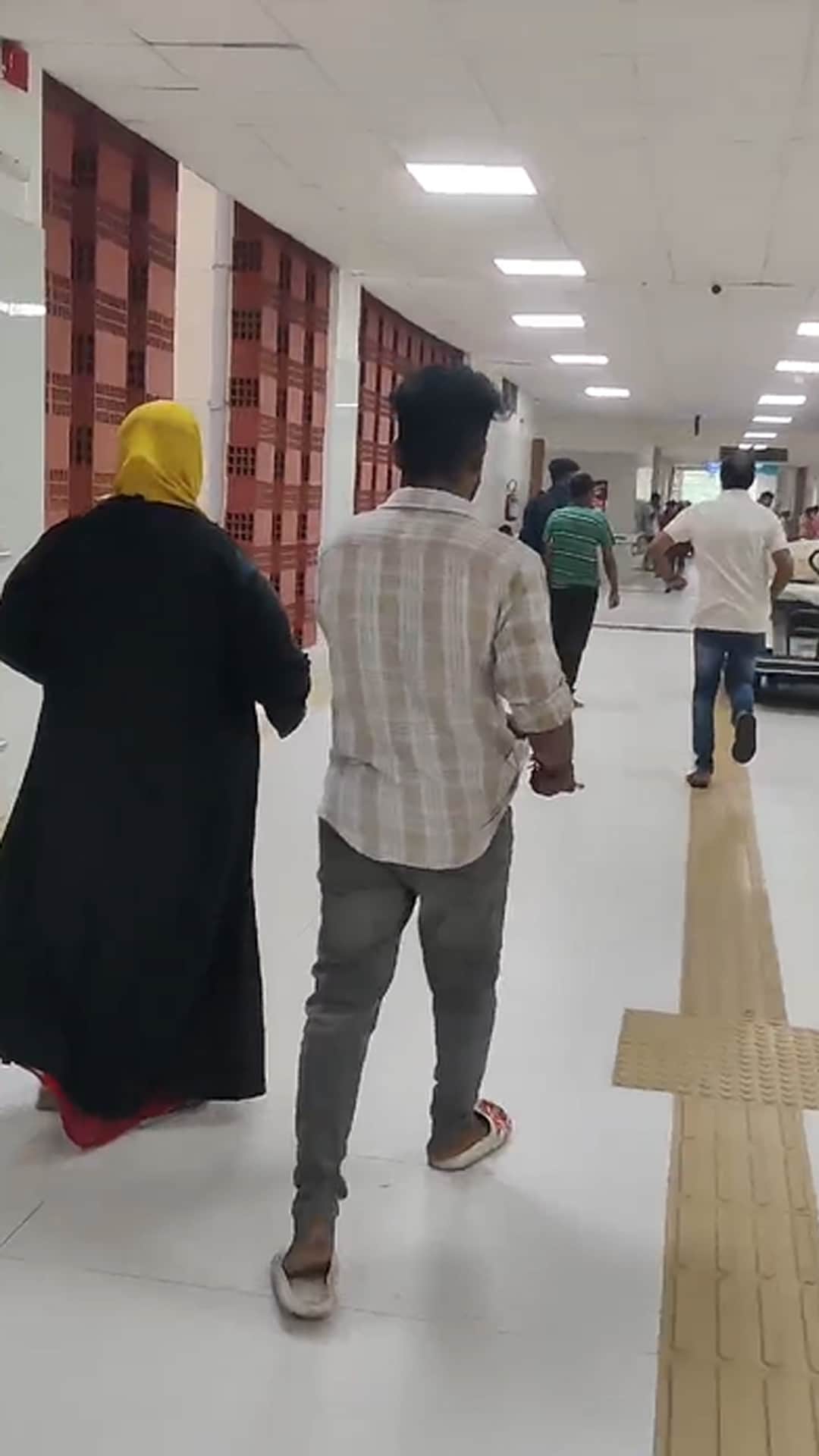 Video: Attacker Walks Away After Stabbing Doctor, People Shout "He Cut Him"