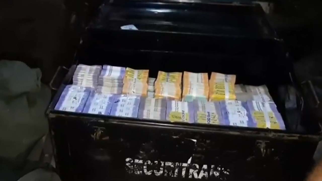 Over 3 Crore Cash Seized From Car Near Mumbai