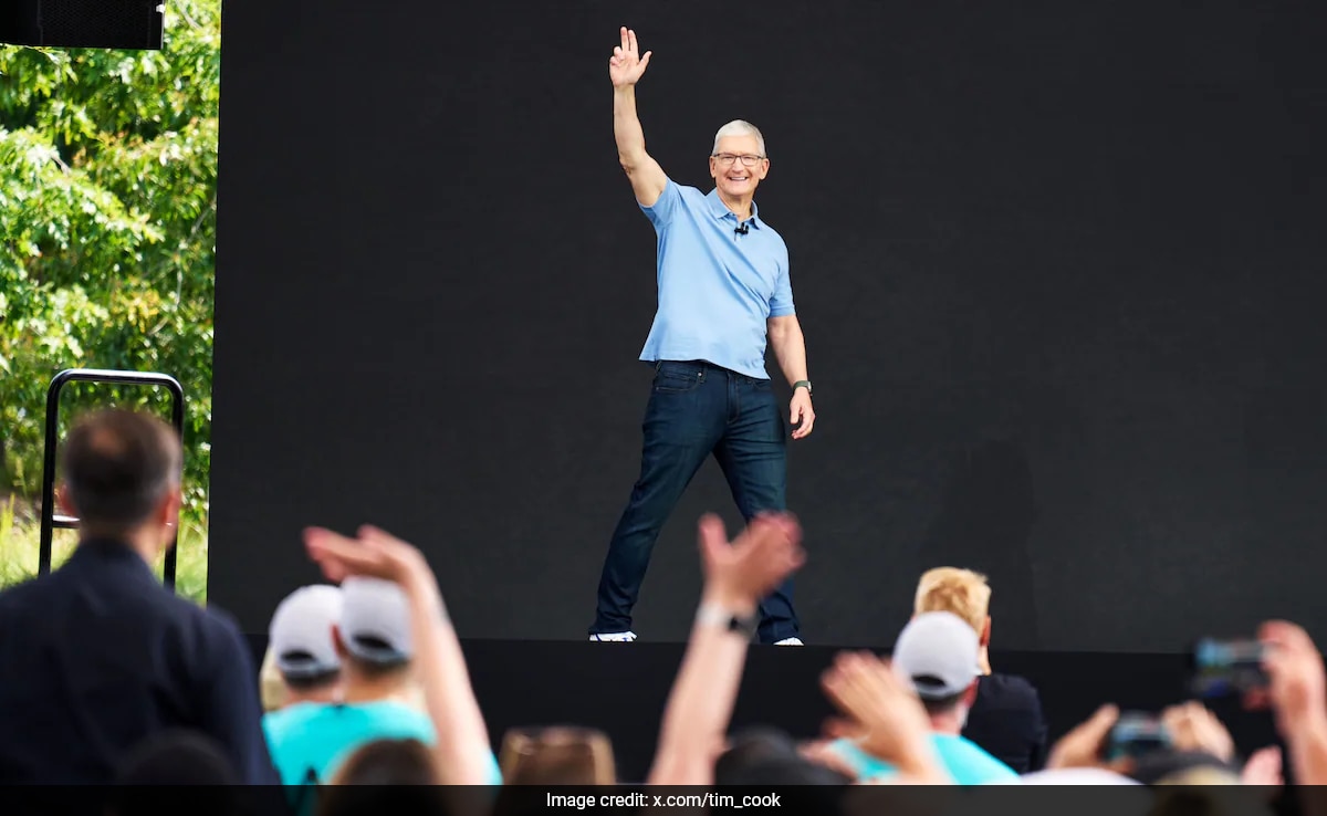 Apple Chief Tim Cook Returns To China As Beijing Prepares To Fete CEOs