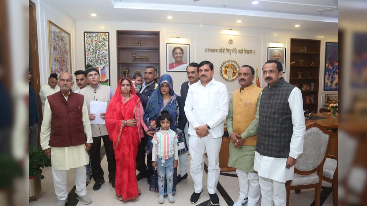 एक करोड़ रुपये की सहायता, नक्सलियों से लोहा लेते हुए शहीद हुआ था जवान ...