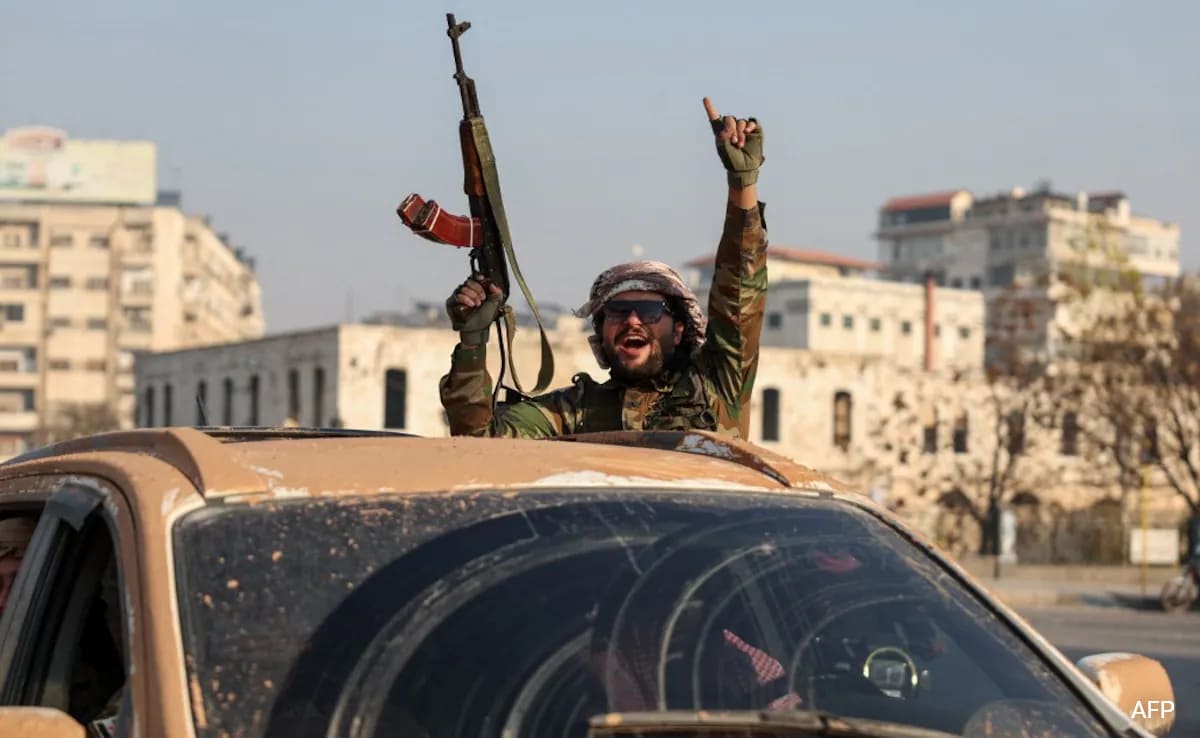 Syria Rebels Say Encircling Damascus As Government Denies Falling Back