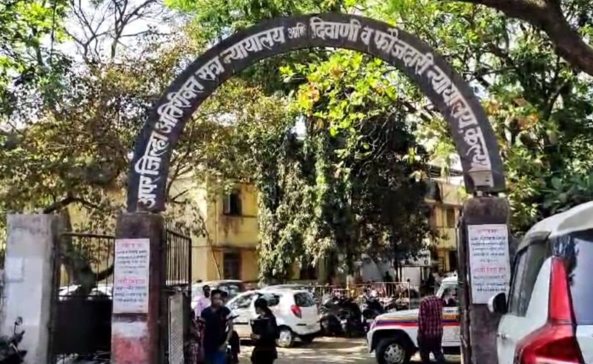 accused-throws-slippers-at-judge-in-kalyan-court-details