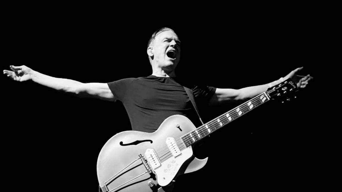 Bryan Adams Enjoys Vada Pav In Mumbai, Says Its The "Most Delicious ...