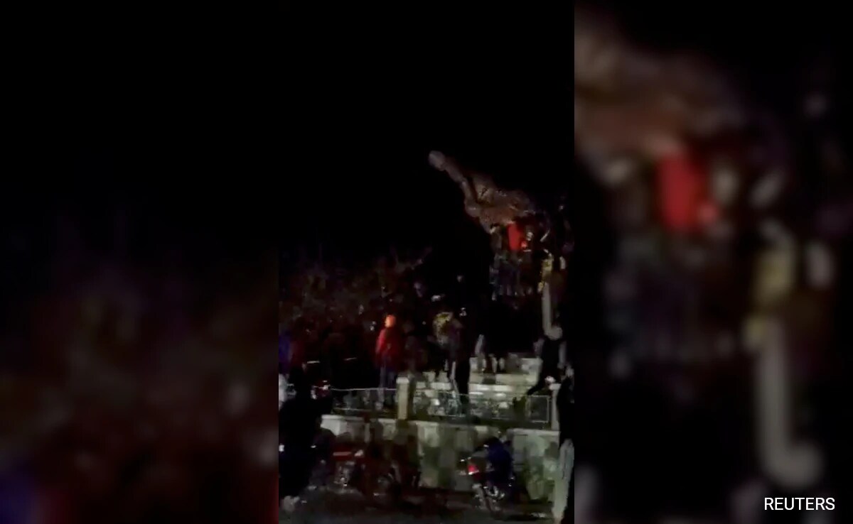 Syrian President Bashar al-Assad's Father's Statue In A Main Square ...