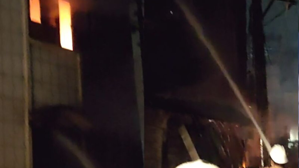 Dewas Fire: MP के देवास में घर में लगी भीषण आग, पति-पत्नी और बच्चों ...