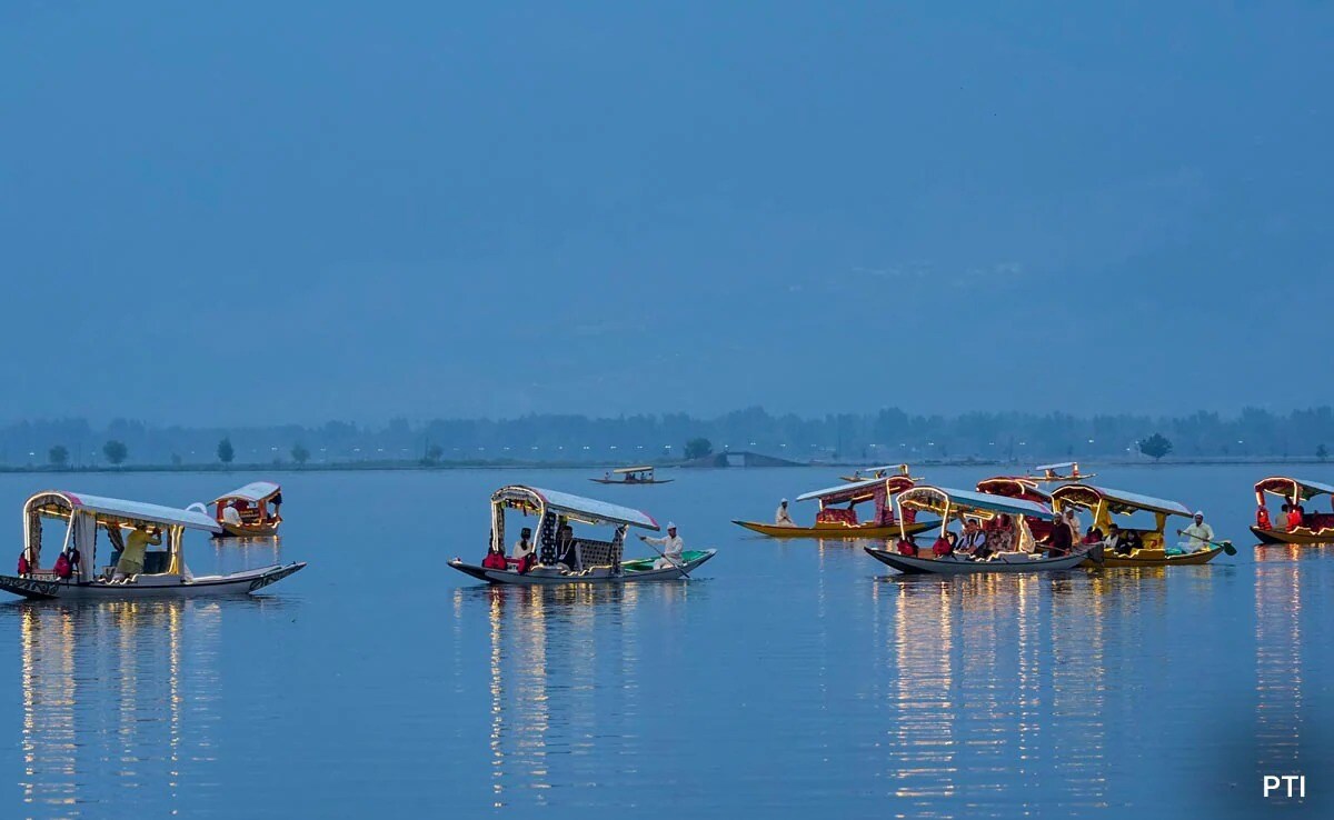 Kashmir Dal Lake famous Shikara ride can be booked through the Uber app ...