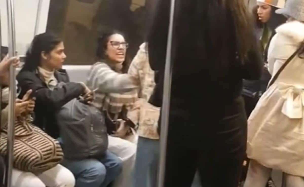 video of Delhi Metro goes viral, two women passengers fight over seat