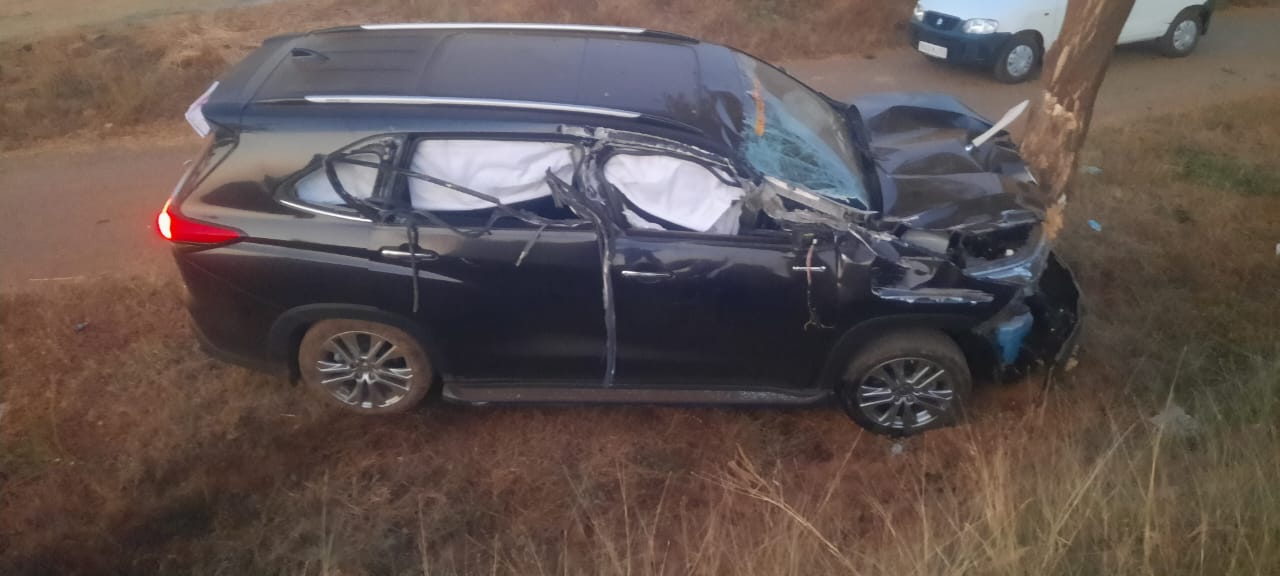 Karnataka Minister Laxmi Hebbalkar's Toyota Innova Crashes Into Tree ...