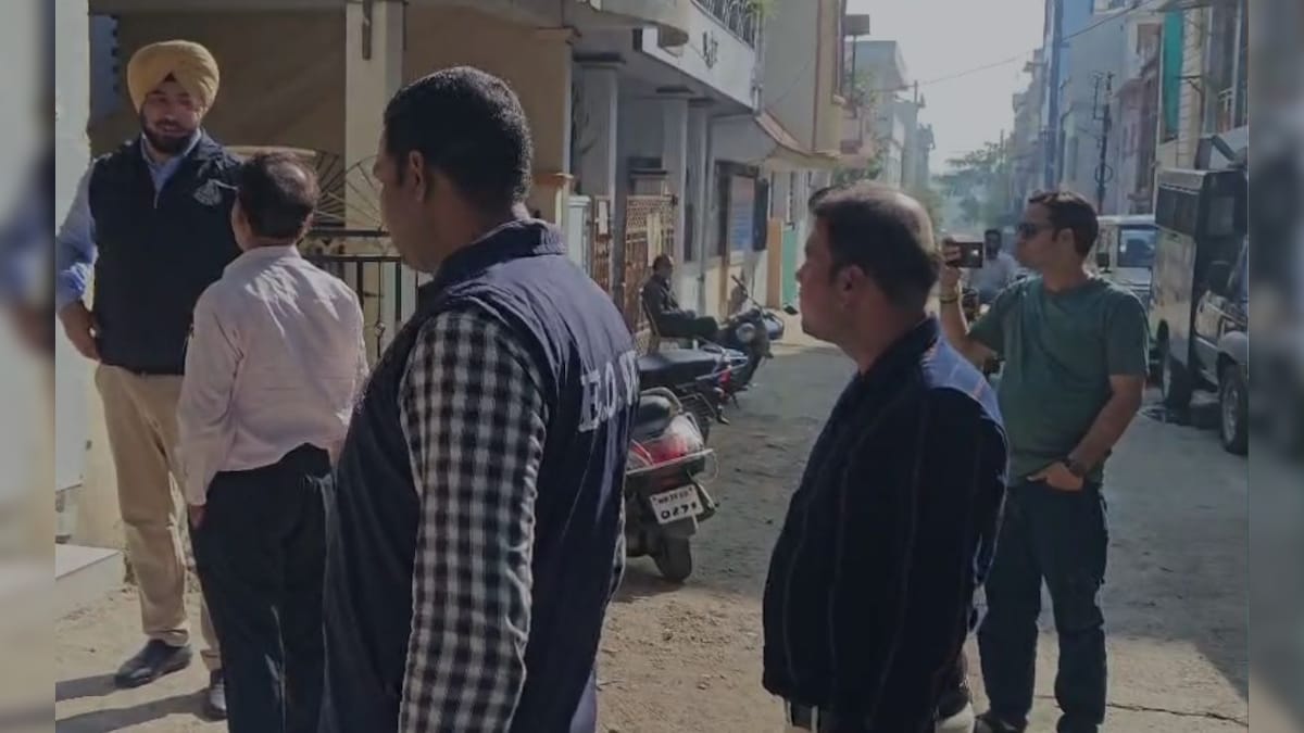 Chhindwara: नगर पालिका सीएमओ के घर Eow की टीम ने मारा छापा, अफसर कर रहे जांच | Seoni CMO ...