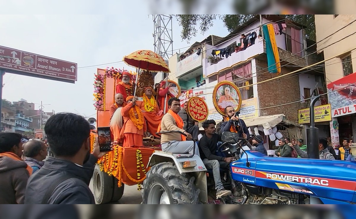 भव्य शोभा यात्रा के साथ पंचायती अटल अखाड़े ने महाकुंभ क्षेत्र में किया ...